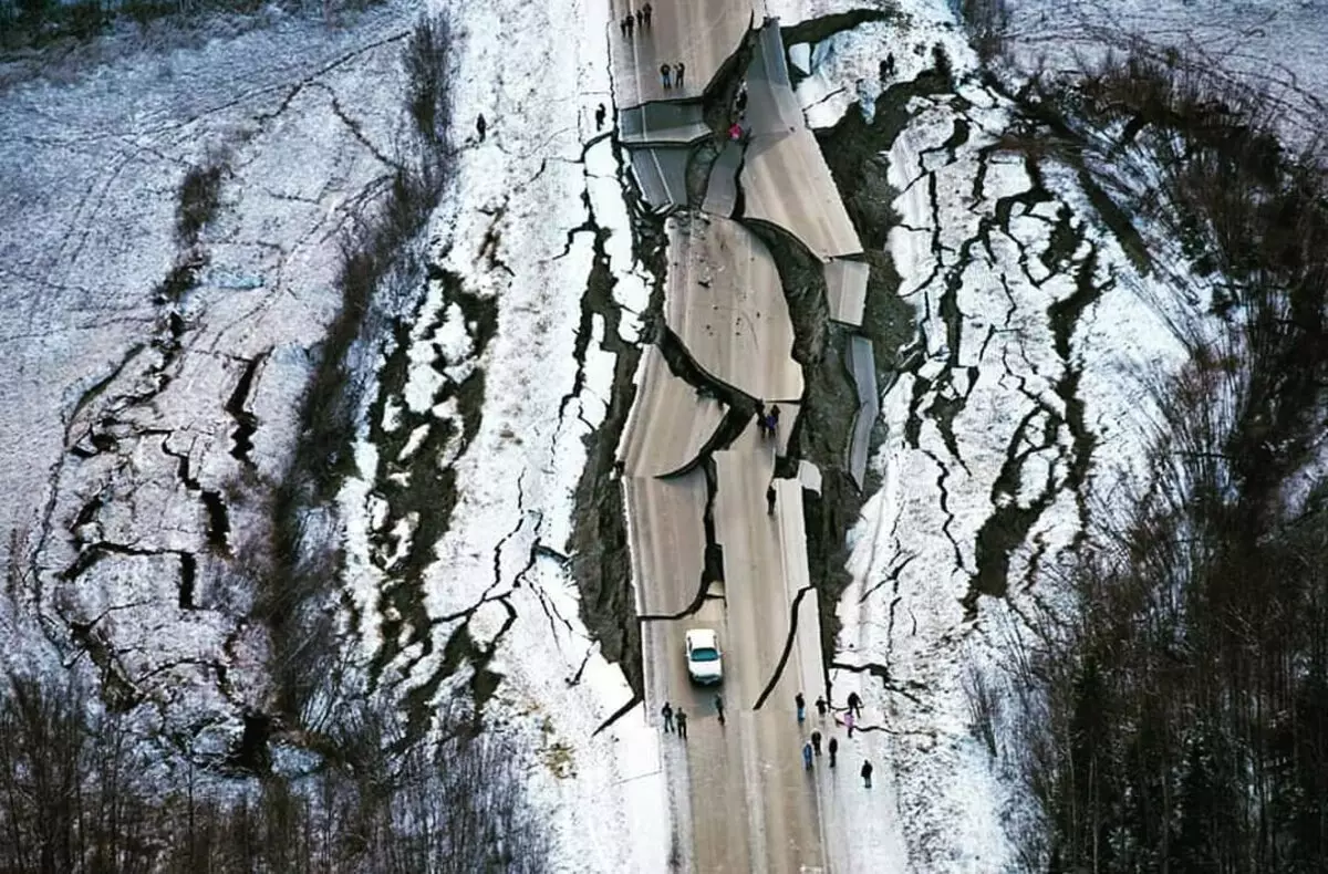 Consequences of a powerful earthquake in Alaska: photo and video
