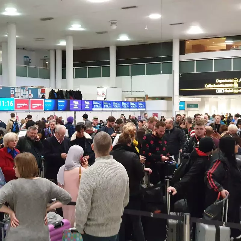 abellots desconeguts van detenir l'obra de l'aeroport durant 32 hores