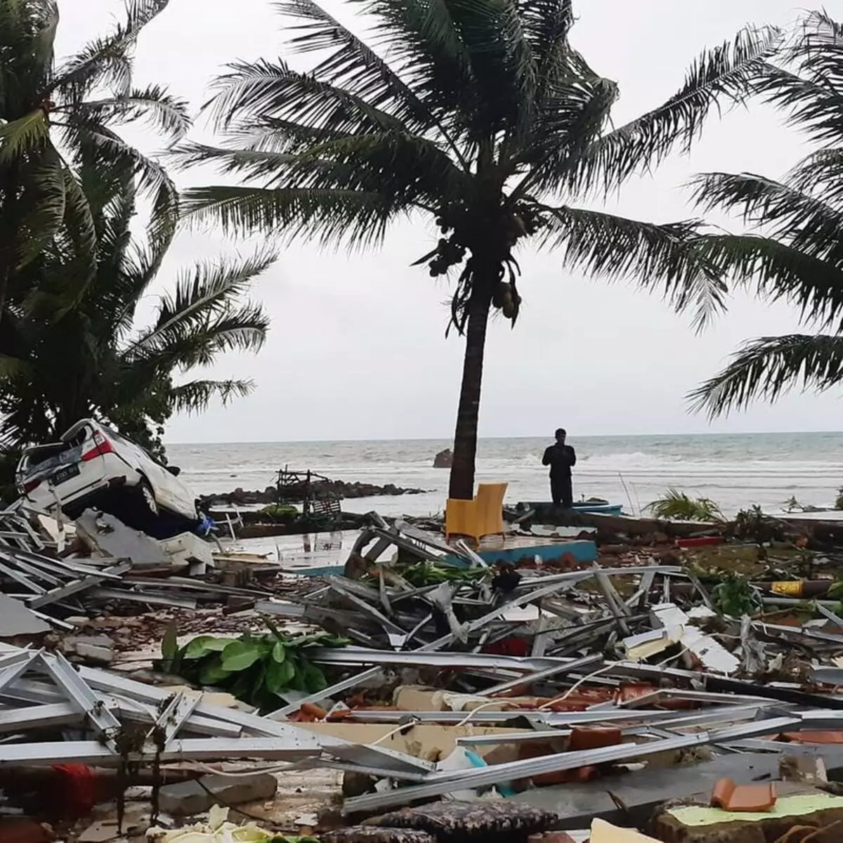 Faciə İndoneziyada: Tsunami həyatını yüzlərlə düşdü