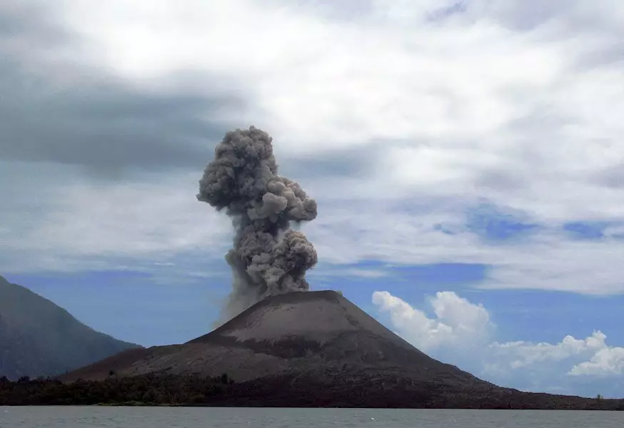 Laghdaigh Vulcan Anak-Krakatauau 4 huaire tar éis brúchtadh