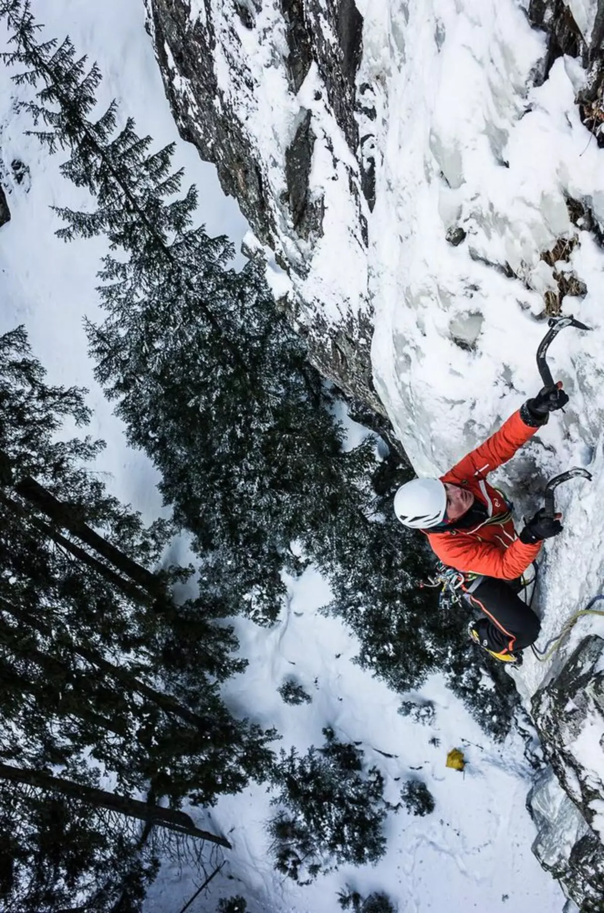 Trije geweldige klimtsjes ferstoar ûnder Avalanche yn Kanada 18861_2