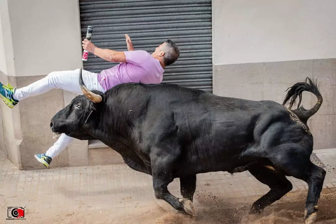 O bando de touros colidiu com a multidão durante a Emborro em Valência