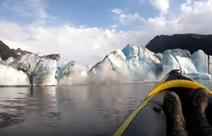 I-Iceberg yabulala ama-kayaker e-Alaska: ividiyo