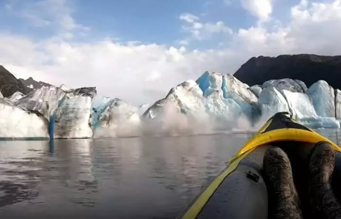 Is annamh a mharaigh Iceberg Kayakers ar Alasca: Físeán