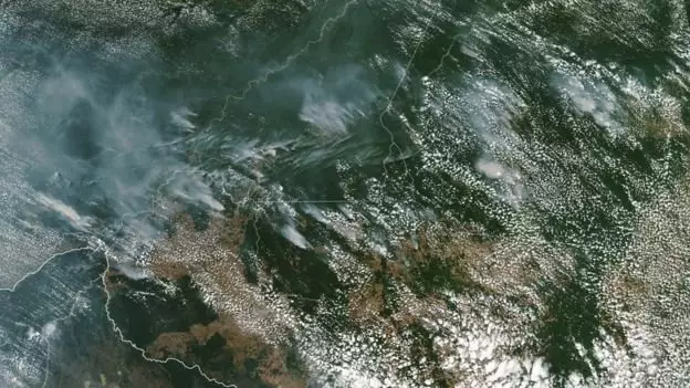 "Por la tarde se oscureció en la noche". El humo de los incendios en los bosques de la Amazonia es visible incluso desde el espacio.