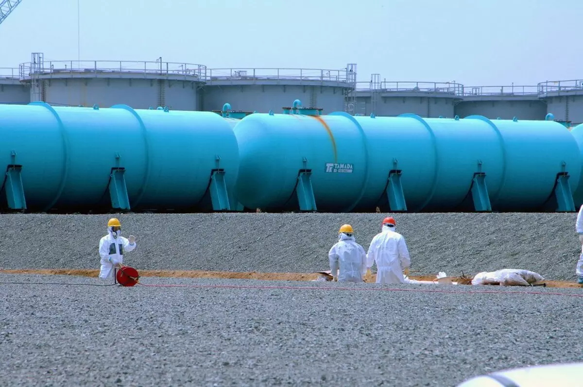 Ministrul japonez al mediului a fost de a reseta deșeurile radioactive din Fukushima în ocean. A concediat