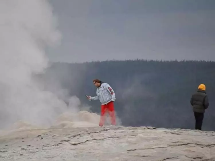 Yellowstone Park verklagt zwei Touristen für Selfie in Geysir