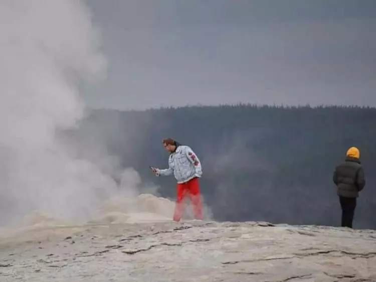 Yellowstonský park žaloval dva turisty pro selfie v gejzír