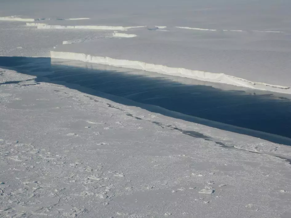 Isbergstørrelse fra St. Petersburg Slap fra Antarktisbreen