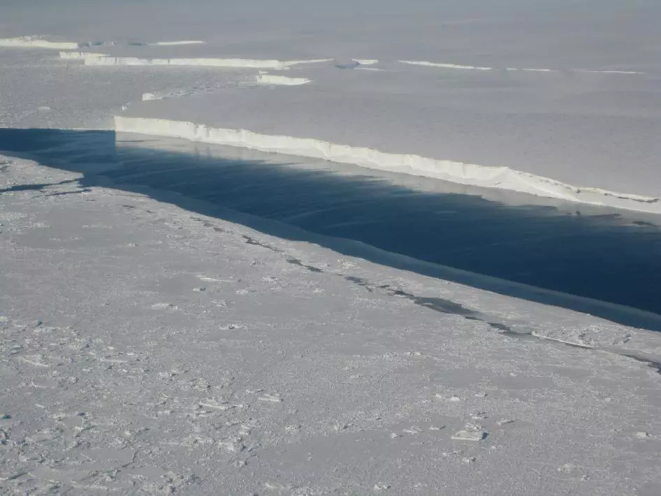 Tamaño del iceberg de San Petersburgo Bofetada desde el glaciar antártico