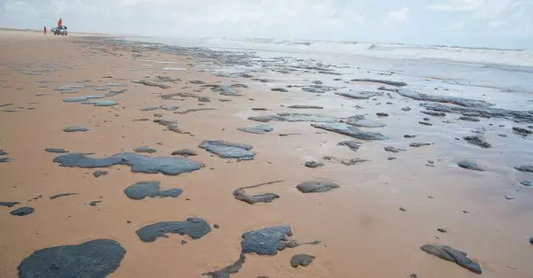 Tumpukan minyak ngrusak puluhan pesisir ing Brasil