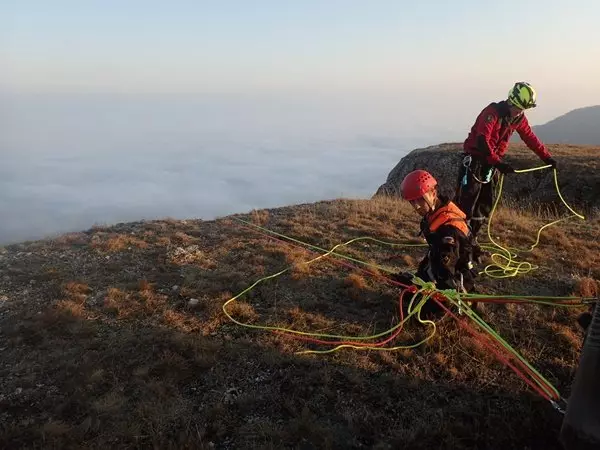 Toerist oerlibbe nei't se út in hichte falle fan in hichte fan 40 meter binne yn 'e 40-meter yn' e krim