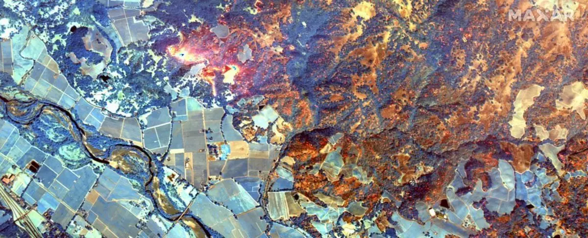 સ્ક્રેચ્ડ પૃથ્વી. કેલિફોર્નિયામાં કેવી રીતે આગ અવકાશમાંથી લાગે છે