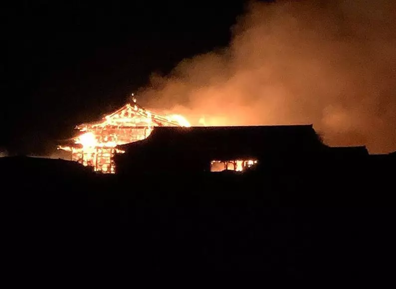 In Okinawa verbrandde het beroemde kasteel van Suri: Video