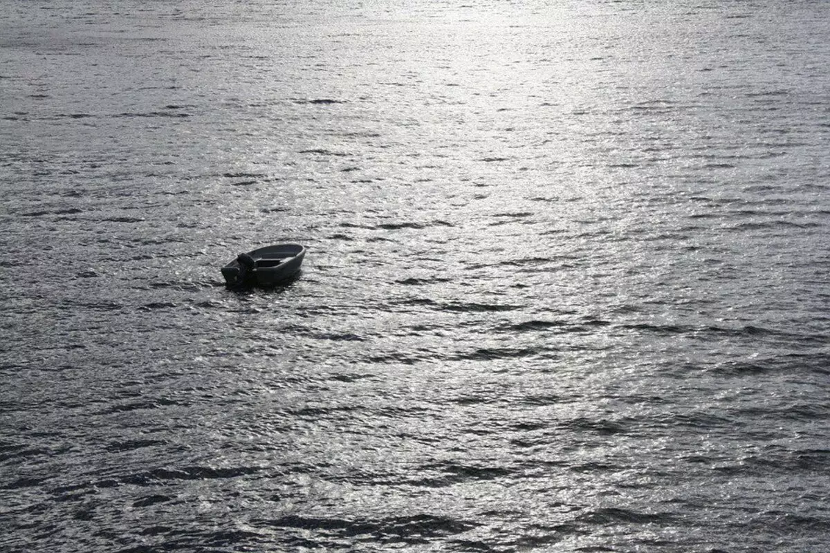 Զբոսաշրջիկը բաց ծովում գոյատեւեց ռետինե նավով: Նա փրկվել է քաղցրավենիքով