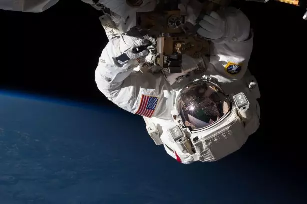 Roscosmos और अंतरिक्ष एडवेंचर्स स्पेस खोलने के लिए एक अंतरिक्ष पर्यटक आउटपुट व्यवस्थित करें
