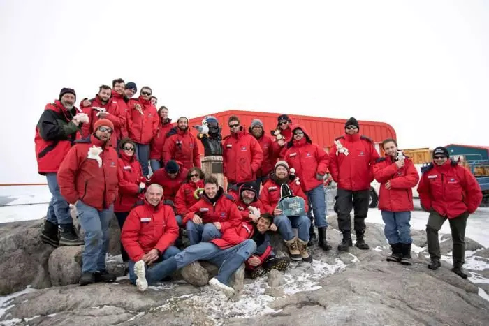 42 Polaaristid on jäämurdja jaotuse tõttu Antarktikasse kinni jäänud