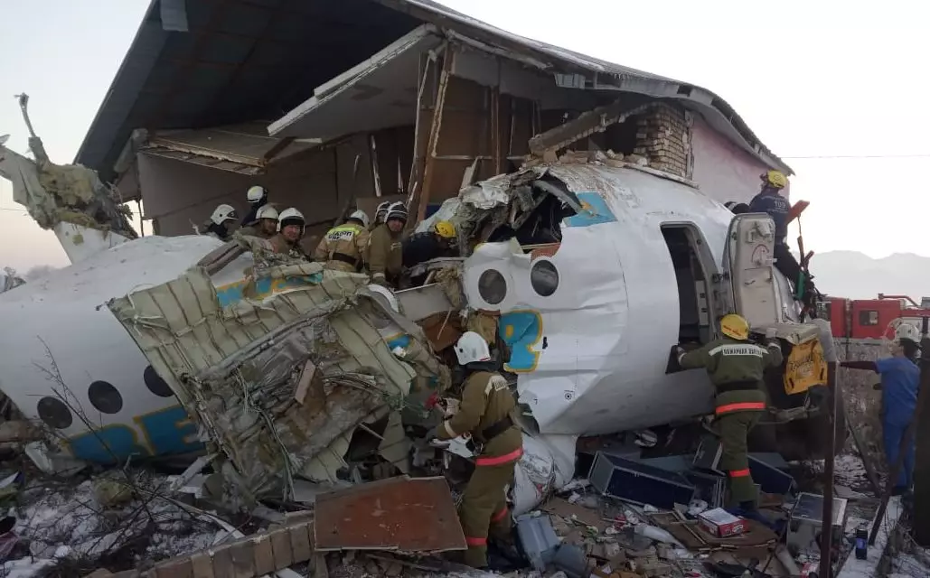 Qazaxıstanda bir sərnişin asanı qəzaya uğrayıb. 98-dən ən azı 12 nəfər öldü
