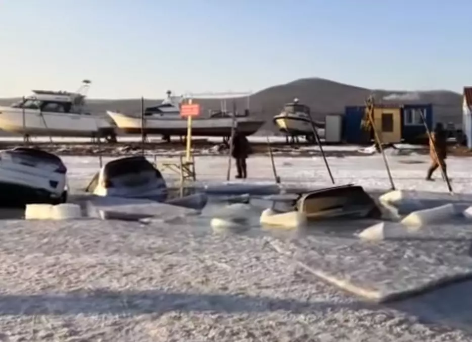 Desítky aut selhalo pod ledem v Vladivostok: Video