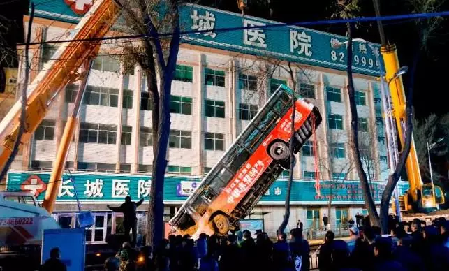 In China, the bus failed in a huge hole in the asphalt: video