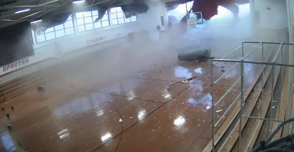 ビデオ：風の爆発的な衝動は、学生が訪問された学校の壁を、取り壊し