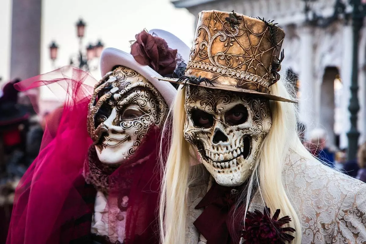 Venetian carnival tso tseg vim yog Coronavirus