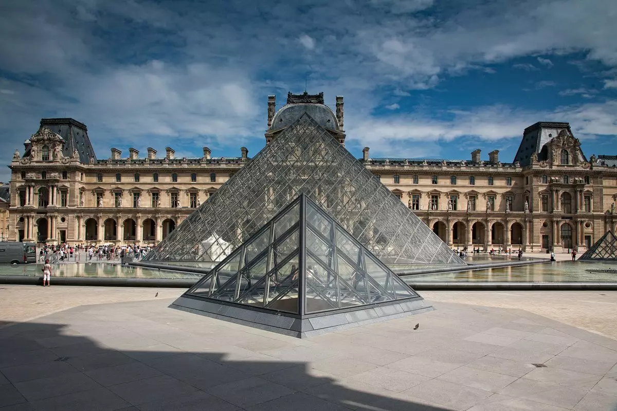 Louvre ndi wotseguka kuti acheze