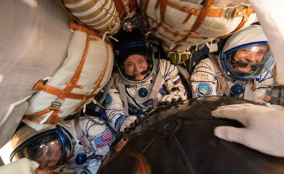 「友達に電話してスポーツに参加する」：ISSとの宇宙飛行士から検疫のための5つのヒント