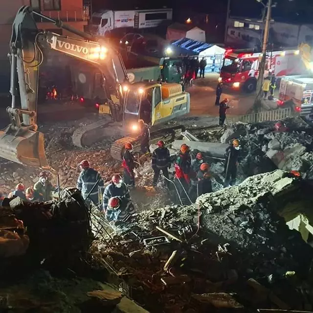 Consecuencias dun poderoso terremoto en Turquía: Foto
