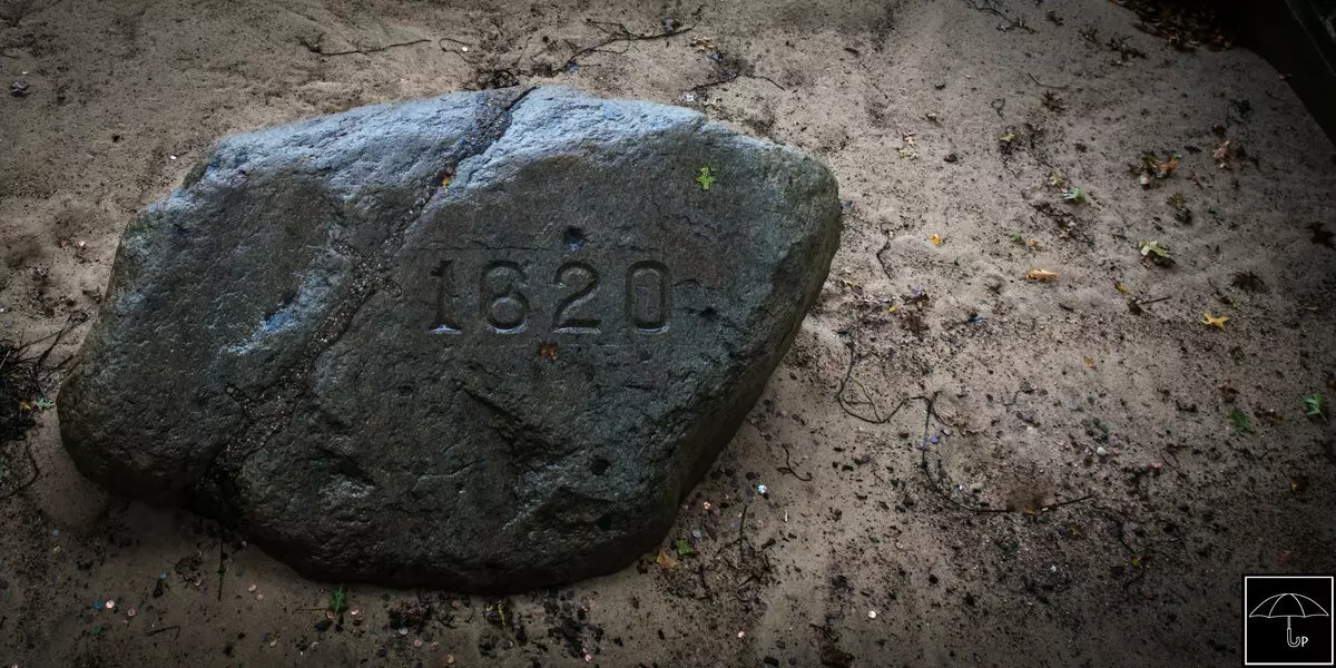 Vandals Painted Plymouth Stone - salah satu peninggalan yang paling penting di Amerika Syarikat