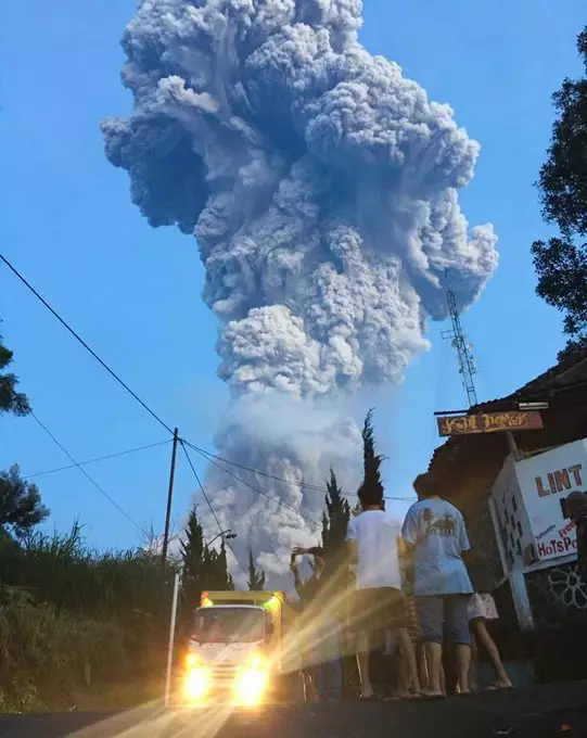 Il vulcano Merapey ha gettato da parte un'altezza di 6000 metri: video