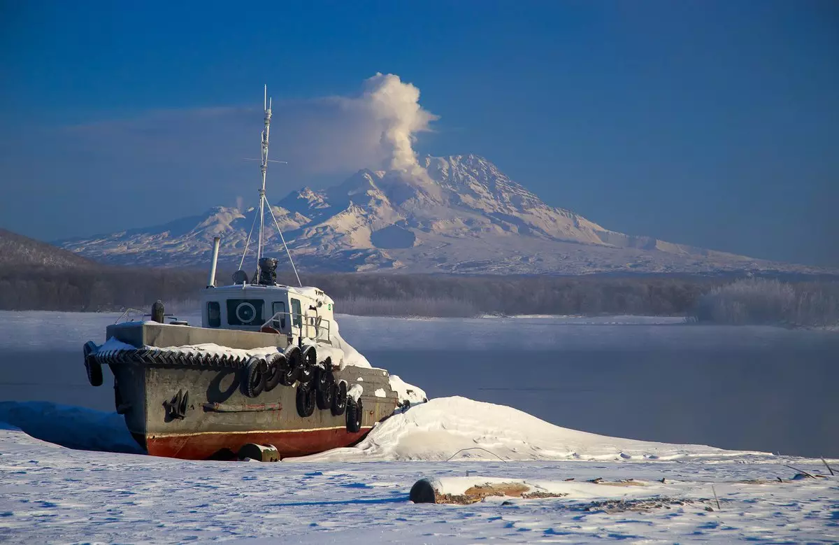 Vulkany Shivelluech op Kamchatka huet eng 10 Kilometer Kolonn vum Äschen geworf