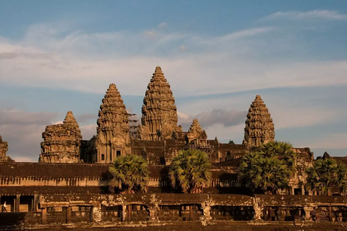 Isaqhwithi esomeleleyo sathulula imithi emininzi emidala kwi-angkor wat itempile ye-Tempint: Ifoto