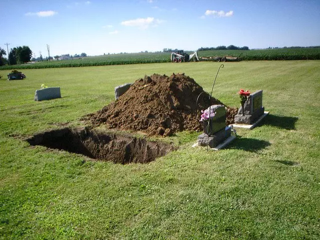 زندہ 79 سالہ خاتون کو دفن کیا گیا، قبر میں تین دن خرچ