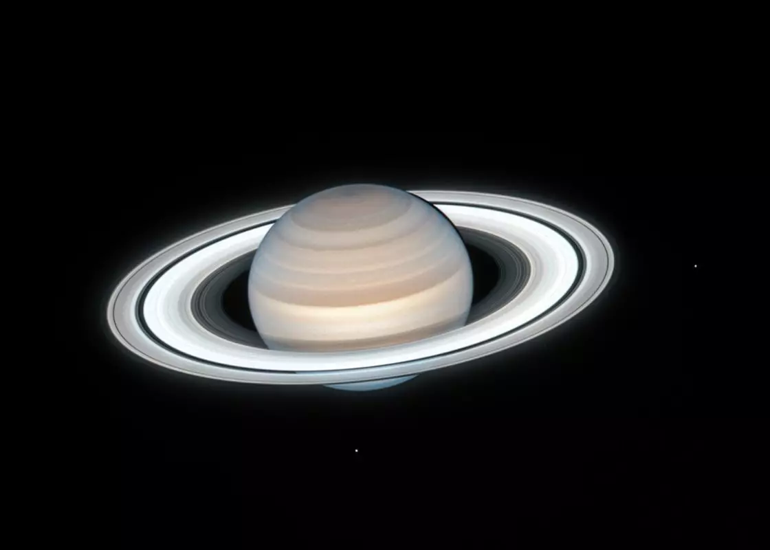 "Hubble" opgemerk rooi in die noordelike halfrond Saturn