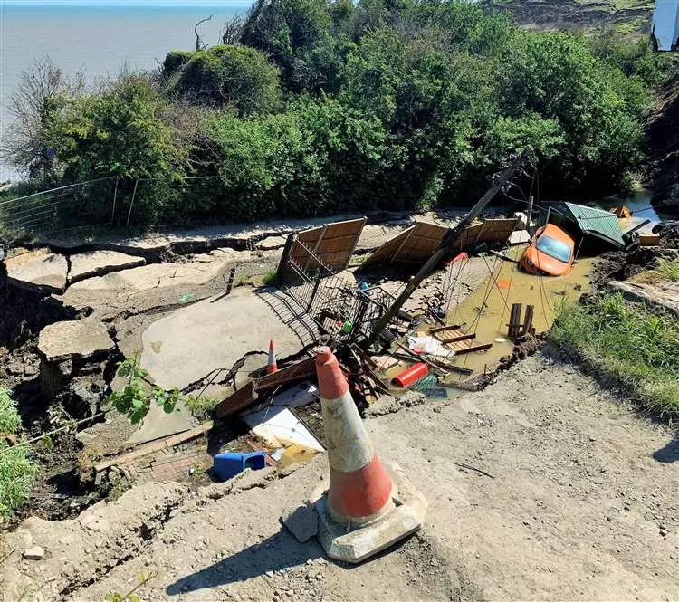 Rumah keluarga Inggeris runtuh ke dalam jurang di pulau Sheppi: Foto