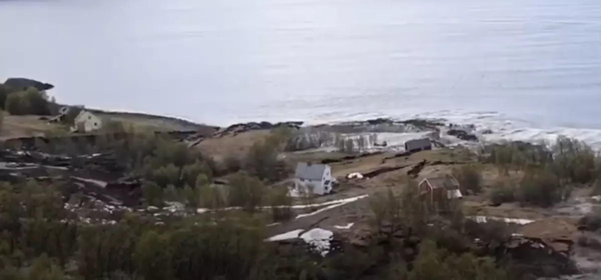 Oito casas en Noruega levaron ao océano cunha enorme peza de sushi: video