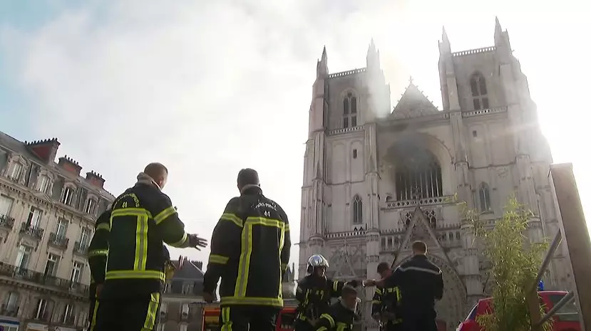 Nella cattedrale di Pietro e Paolo a Nante c'era un incendio: video