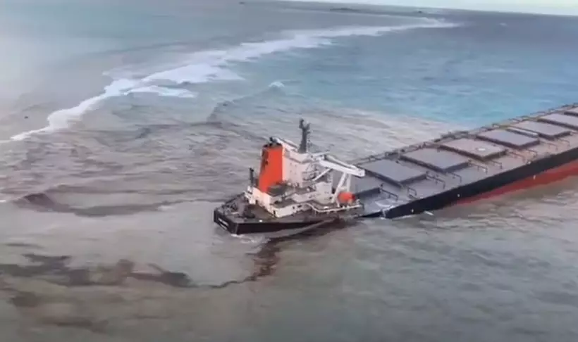 A costa de Mauricio tiña un derrame de petróleo. A illa ameaza desastres ecolóxicos