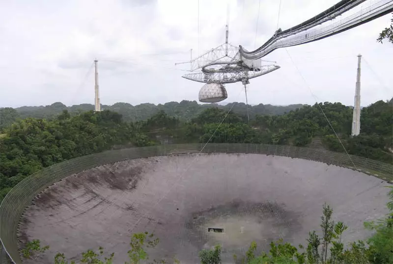Telescopa Radyoyê li Arecibo, ku plan kir ku hilweşandin, xwe hilweşiya