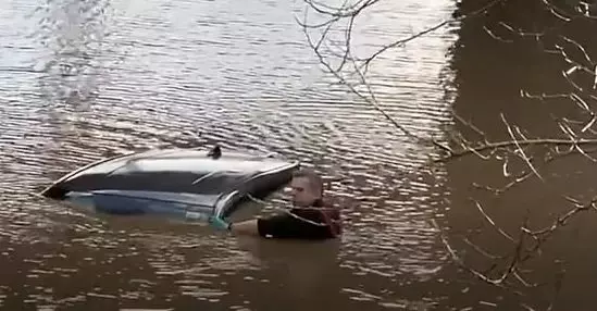 Ένα ηλικιωμένο ζευγάρι έσωσε το αυτοκίνητο από το αυτοκίνητο που πήγες κάτω από το νερό: Βίντεο