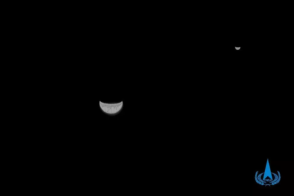 Vzrušující obraz země a měsíce, vyrobený kosmickou lodí na cestě do Marsu