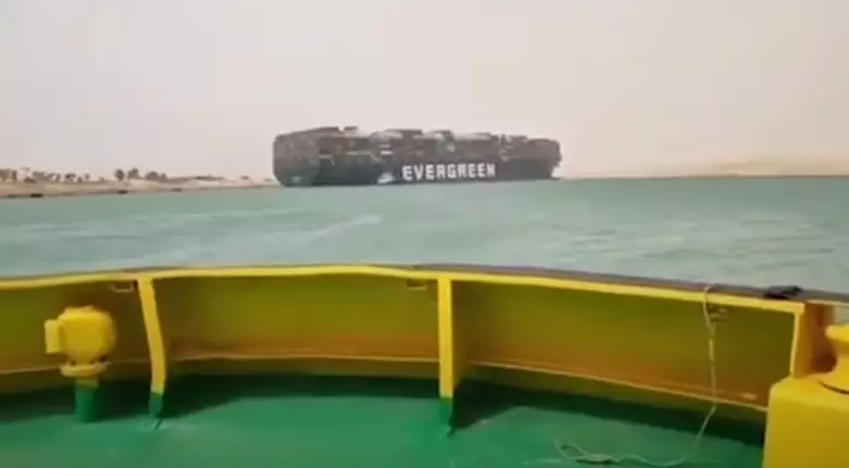 Canale di Suez bloccato da grande nave porta-container