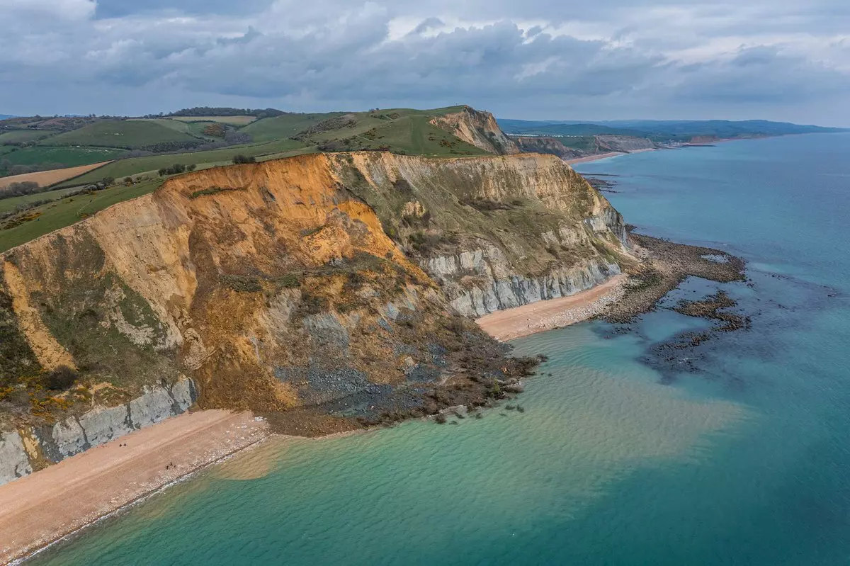 Ang colossal landslide sa England nagdala og 4000 ka tonelada sa mga deposito sa Jurassic