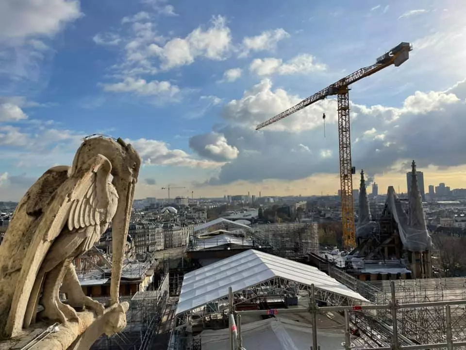 De kathedraal van de Parijse onze dame twee jaar na het vuur: wat is er mis met hem