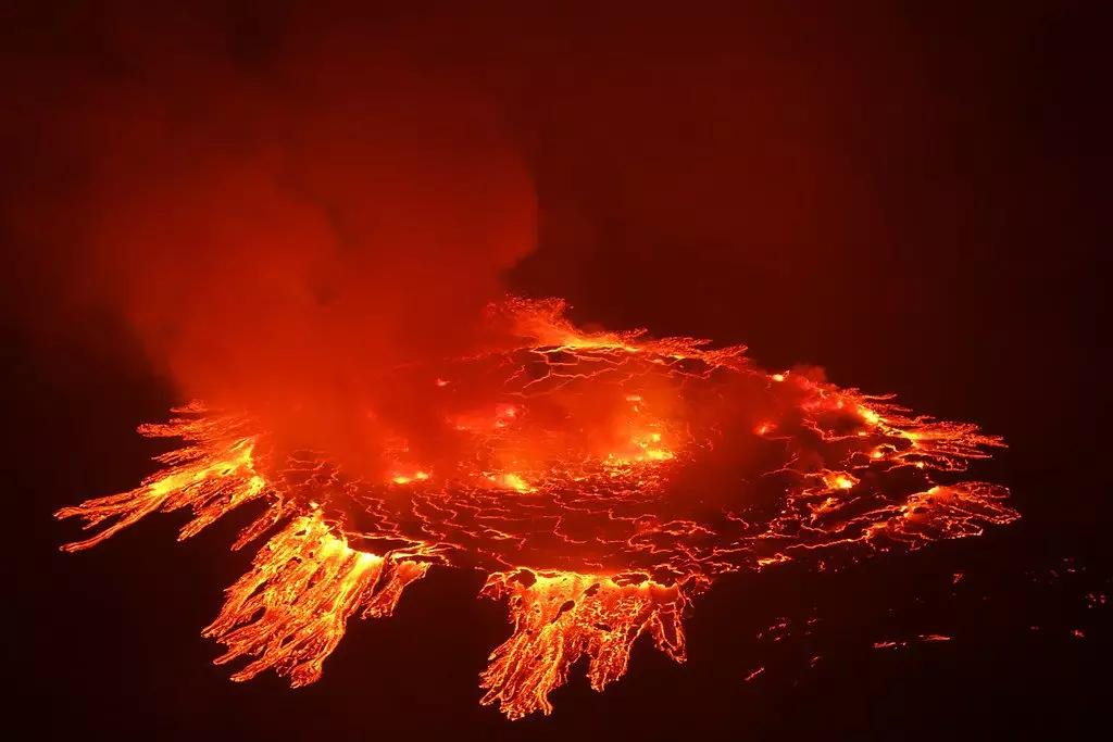 La erupcio de la vulkano en Afriko fariĝis la plej granda en la lastaj 19 jaroj: Video