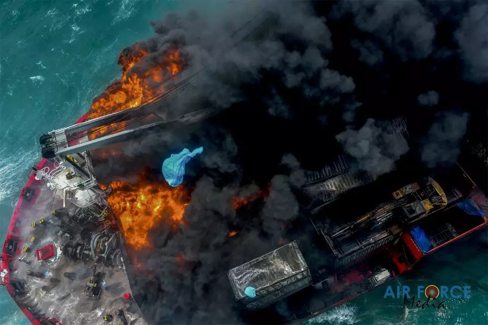 سواحل سريلانكا تحرق سفينة حاويات: فيديو