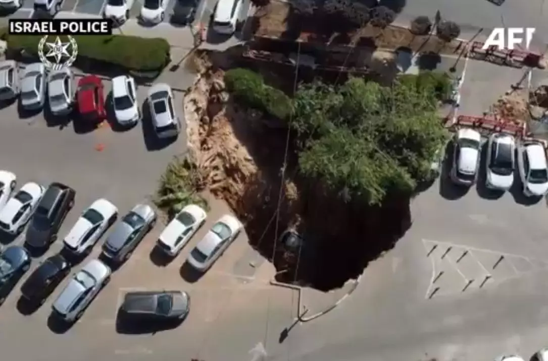 Automobili u Izraelu pao u lijevak: video