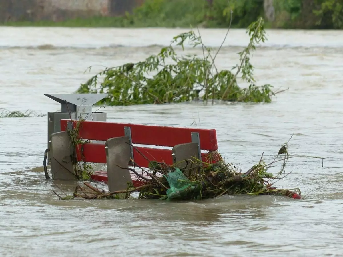 In China werden twee dammen ingestort als gevolg van de regen: video