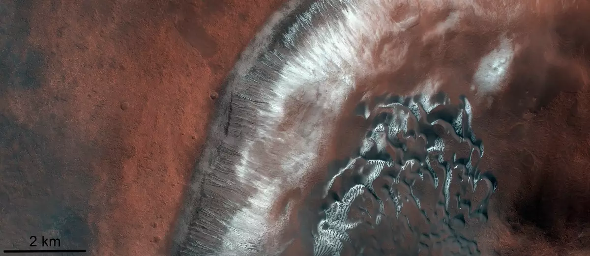 Makukulay na mga landscape ng Mars mula sa ESA at "Roskosmos"
